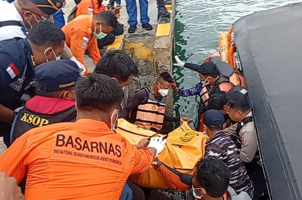 Update KM Putri Sakinah Tenggelam di Labuan Bajo, 1 Jenazah Putri ...