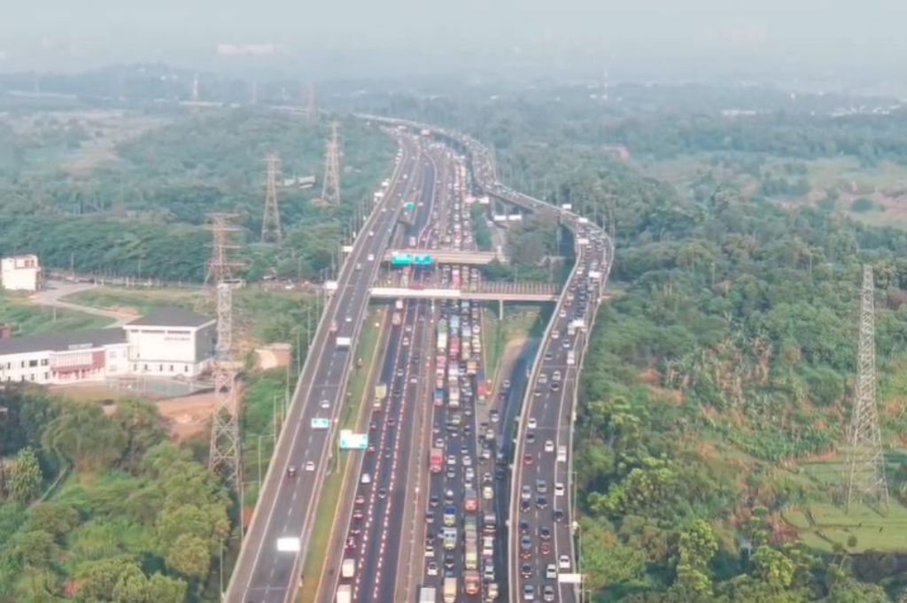 Penampakan Puncak Arus Mudik Hari Ini, Tol MBZ hingga Cikampek Macet ...
