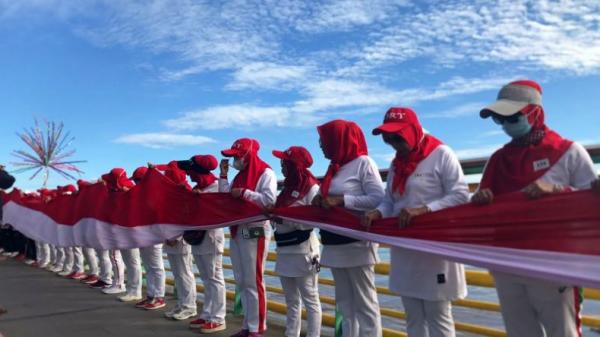 HUT ke-250 Pontianak, 300 Lansia Bentangkan Bendera Merah Putih ...
