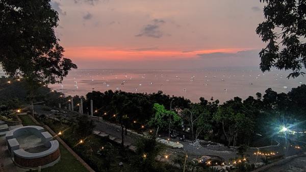 Indahnya Sunset di Destinasi Romantis Bukit Sunset Hill Tepi Pantai ...