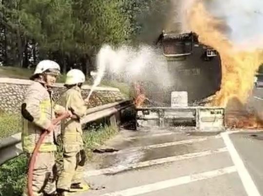 Truk Angkut 24.000 Liter Metanol Terbakar di Jalan Tol Tangerang-Merak