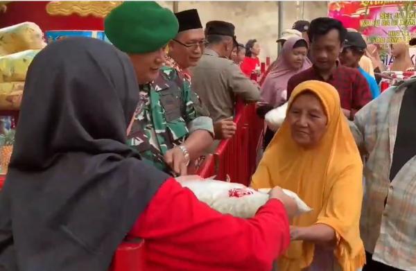 Harga Melambung, Ratusan Warga Jombang Antre Beras Gratis di Kelenteng ...