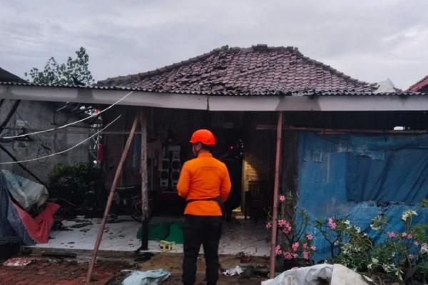 Angin Puting Beliung Rusak Puluhan Rumah di Kroya Indramayu, 1 Orang ...