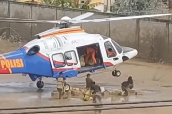 Skill Hebat Pilot! Helikopter Polri Berhasil Turunkan Bantuan di Aceh ...