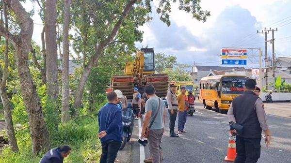 Kabel Putus Tersangkut Truk Pengangkut Alat Berat di Tulungagung ...