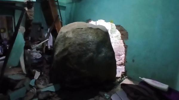 Dihantam Batu Besar Meluncur dari Bukit, Begini Kondisi Rumah Warga di ...