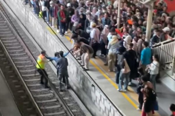 Viral Perempuan Jatuh ke Rel dari Peron Stasiun Manggarai, Begini ...