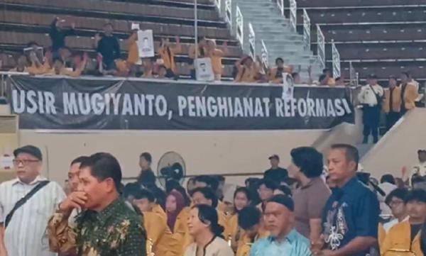 Kuliah Umum Wamen HAM di Unmul Ricuh, Mahasiswa Pasang Spanduk Usir ...