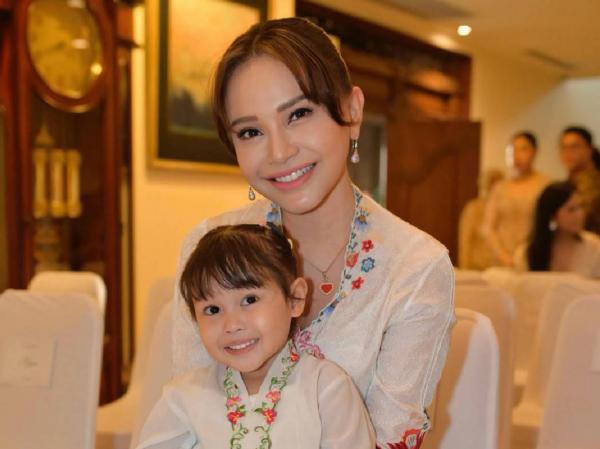 Viral Rossa Kenalkan Anak Perempuannya, Namanya Raina Mikayla Almahyra