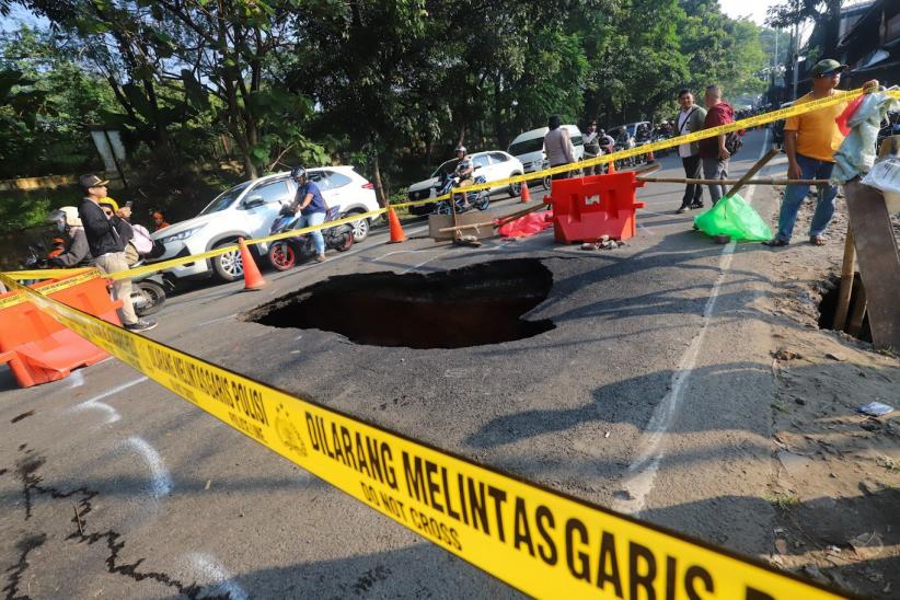 Lubang Besar di Jalan Raya Lenteng Agung, Akses Jakarta-Depok Macet Parah