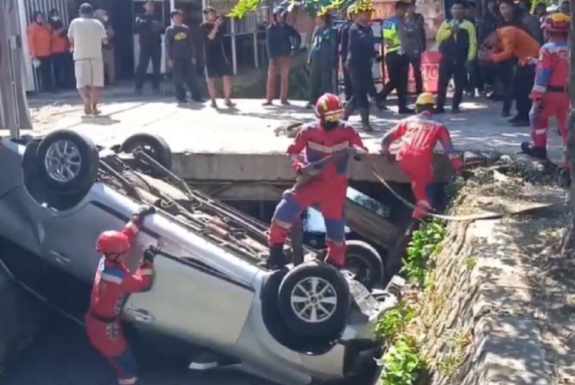 Kecelakaan di Surabaya, Mobil Sedan Ditumpangi Ibu dan Anak Tercebur ke ...