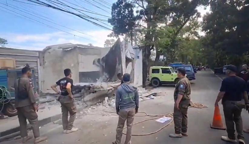 Viral Garasi di Trotoar Jalan Ambon Bandung Dibongkar, Ini Penjelasan ...